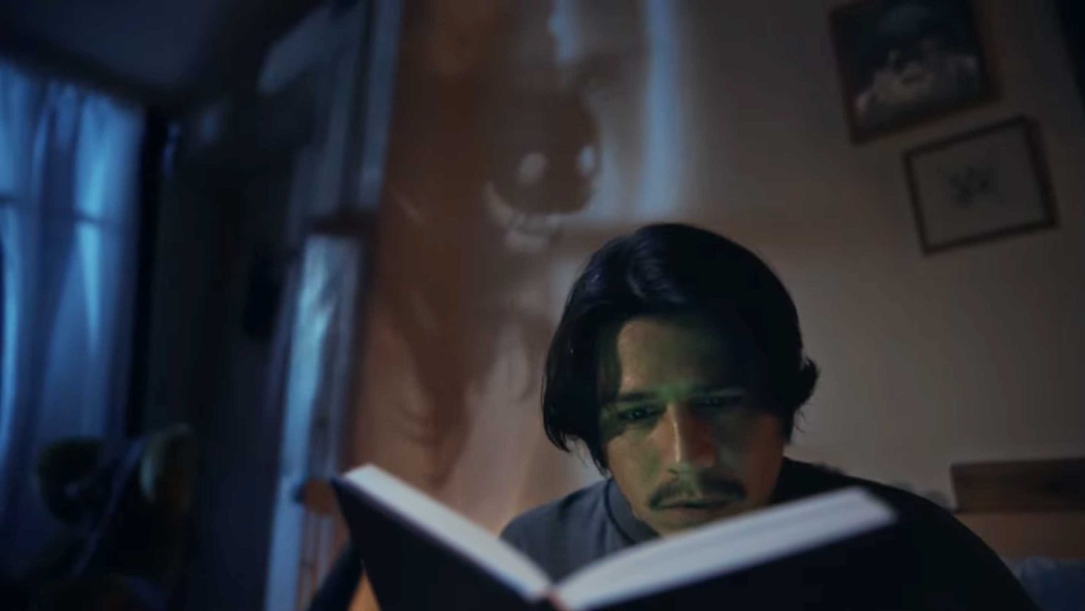 Amazon Books "That Reading Feeling Awaits" by Tom Noakes and Friends ...